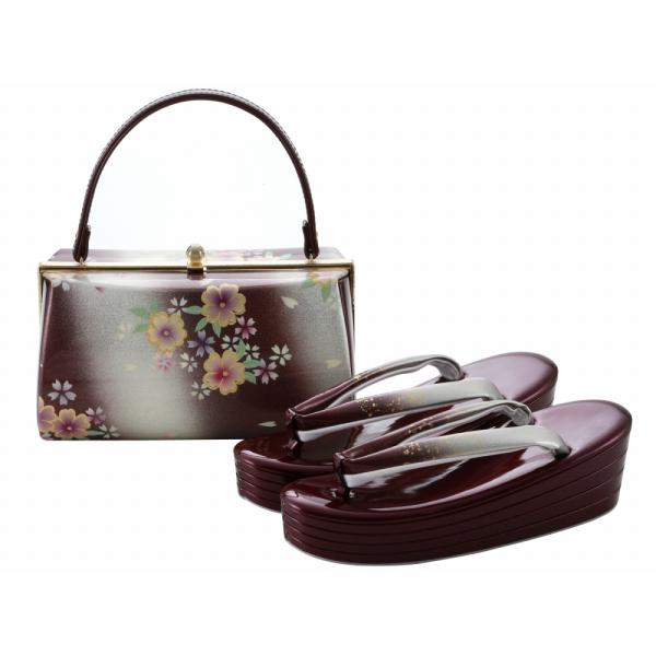 商品情報新品　振袖用の草履バッグセットです※ごくわずかな擦れキズがあります(上記の理由での返品・交換出来かねますので予めご了承くださいませ。) 素材合皮ほか サイズバッグ：約21×11.5×12cm（持ち手含まず）草履: 全長約24cm か...