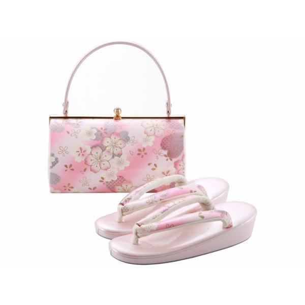 商品情報新品　振袖用の草履バッグセットです※バッグの内側側面に汚れ、草履に小さなキズ汚れ等があります(上記の理由での返品・交換出来かねますので予めご了承くださいませ。) 素材合皮ほか サイズバッグ：約21×12×11cm（持ち手含まず）草履...