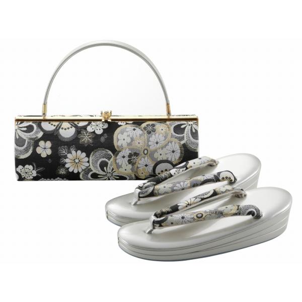 商品情報新品　箱入り草履バッグセットですバッグと草履の鼻緒にはラメが入っていてお洒落。内側にはミニポケットが付いています。※バッグ・草履台に若干のキズ、小さな汚れがございます。 素材帯地・合皮ほか サイズバッグ横：約26.5cm　高さ：約9...