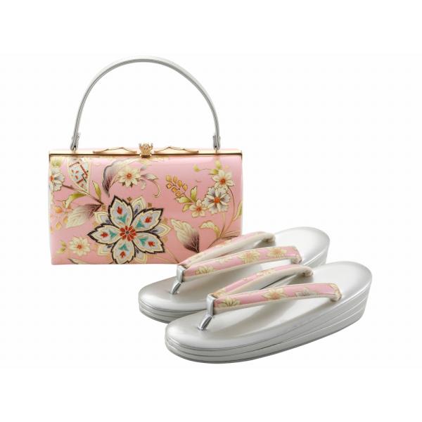 商品情報新品　箱入り草履バッグセットですバッグと草履の鼻緒にはラメが入っていてお洒落。内側にはミニポケットが付いています。 素材合皮ほか サイズバッグ横：約22cm　高さ：約12cm（持ち手含まず）巾：約10cm草履　Lサイズ全長：約24....