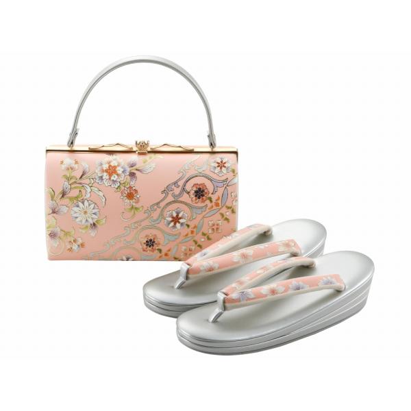 商品情報新品　箱入り草履バッグセットですバッグと草履の鼻緒にはラメが入っていてお洒落。内側にはミニポケットが付いています。 素材合皮ほか サイズバッグ横：約22cm　高さ：約12cm（持ち手含まず）巾：約10cm草履　Lサイズ全長：約24....