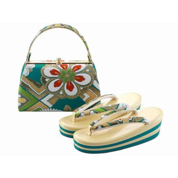 商品情報新品　箱入り（破れあり）草履バッグセットですバッグ全体に施された、鮮やかな色柄の帯地がゴージャスです。内側にはミニポケットが付いています。※草履台に目立たない程度の小さな汚れ、キズがございます。予めご了承ください。 素材帯地・合皮ほ...