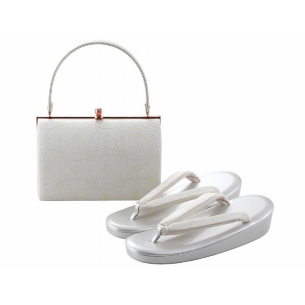 商品情報新品　箱入り　帯地使用礼装用の草履バッグセットですシンプルなデザインで派手過ぎず、お祝い事の留袖・訪問着などにもピッタリ帯地のキラキラ感が上品でバッグの金具部分はエレガントなピンクゴールドです草履の台にも控えめなラメ入り、鼻緒の裏は...