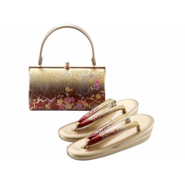 商品情報新品　箱入り草履バッグセットですぼかしと桜柄がお洒落なデザインです。内側にはミニポケットが付いています。 素材合皮ほか サイズバッグ横：約21cm　高さ：約11.5cm（持ち手含まず）巾：約12cm草履　フリーサイズ全長：約24.0...