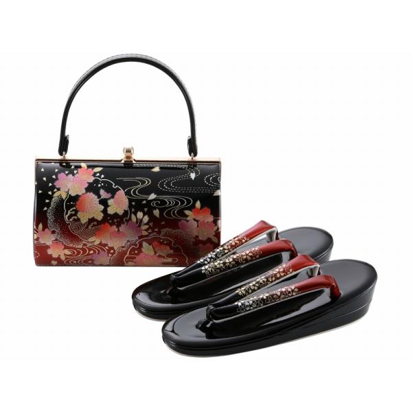商品情報新品　箱入り草履バッグセットですぼかしと桜柄がお洒落なデザインです。内側にはミニポケットが付いています。 素材合皮ほか サイズバッグ横：約21cm　高さ：約11.5cm（持ち手含まず）巾：約12cm草履　フリーサイズ全長：約24.0...