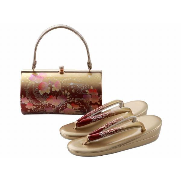 商品情報新品　箱入り草履バッグセットですぼかしと桜柄がお洒落なデザインです。内側にはミニポケットが付いています。 素材合皮ほか サイズバッグ横：約21cm　高さ：約11.5cm（持ち手含まず）巾：約12cm草履　フリーサイズ全長：約24.0...