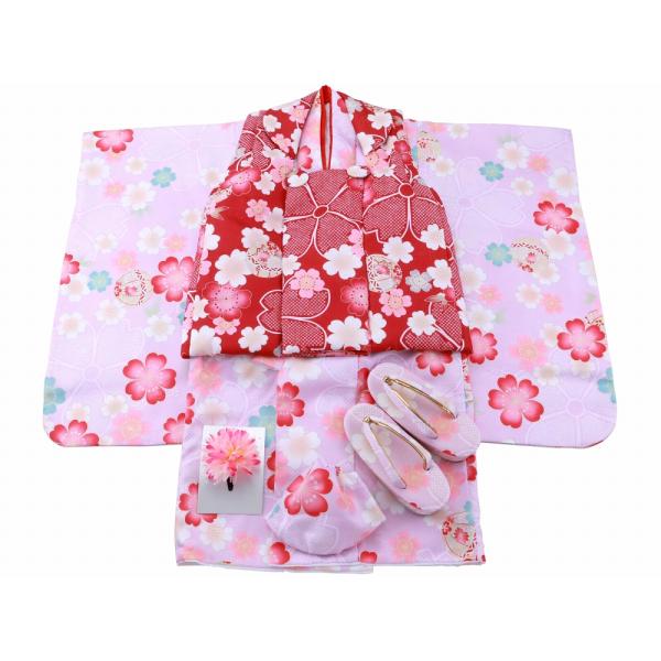 商品情報新品　化粧箱入りお着物には、重ね衿、紐が縫い付けてありますので着付けが簡単です。七五三・おひな祭り・お正月にセット内容着物、長襦袢、重ね衿、被布コート、巾着、草履、髪飾り、着せ方説明書 素材着物・被布コートの表地：ポリエステル100...