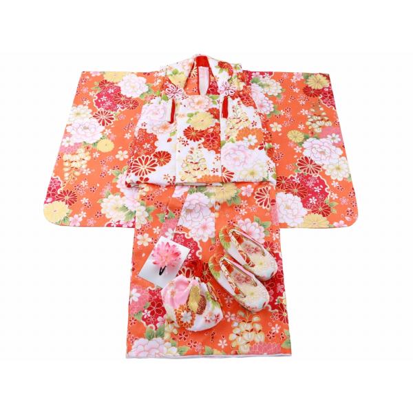 商品情報新品　化粧箱入りお着物には、重ね衿、紐が縫い付けてありますので着付けが簡単です。七五三・おひな祭り・お正月にセット内容着物、長襦袢、重ね衿、被布コート、巾着、草履、髪飾り、着せ方説明書 素材着物・被布コートの表地：ポリエステル100...