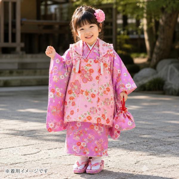 商品情報新品　化粧箱入りお着物には、重ね衿、紐が縫い付けてありますので着付けが簡単です。七五三・おひな祭り・お正月にセット内容着物、長襦袢、重ね衿、被布コート、巾着、草履、髪飾り、着せ方説明書 素材着物・被布コートの表地：ポリエステル100...