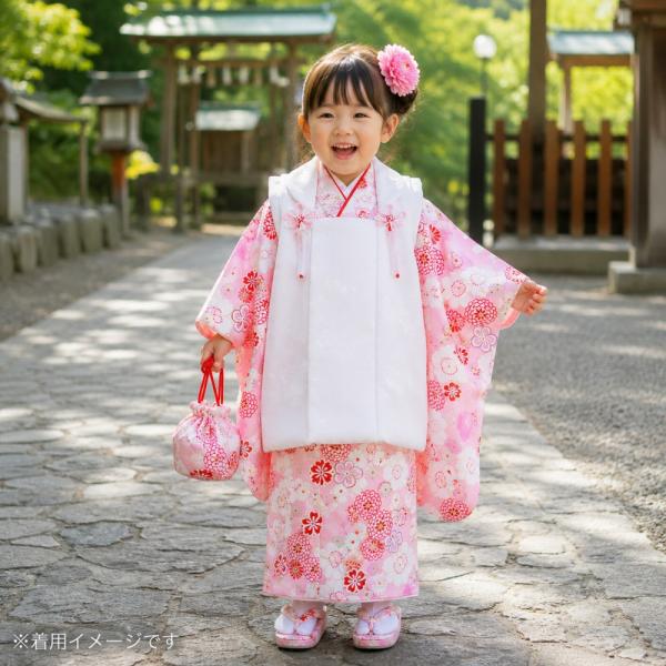 商品情報新品　化粧箱入りお着物には、重ね衿、紐が縫い付けてありますので着付けが簡単です。七五三・おひな祭り・お正月にセット内容着物、長襦袢、重ね衿、被布コート、巾着、草履、髪飾り、着せ方説明書 素材着物・被布コートの表地：ポリエステル100...