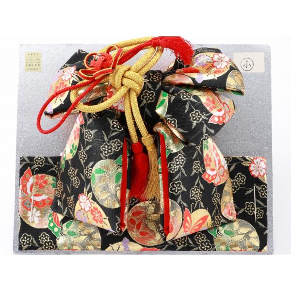 商品情報新品　箱なしお子様用の結び帯です。リボン型と胴に巻く紐付きの帯とセットです。結んだ形が出来ていますので後に差し込むだけ！帯の結べない方でも簡単キレイに出来上がります。女の子の晴れ姿を華やかに彩ります。七五三はもちろん、お正月やひな祭...