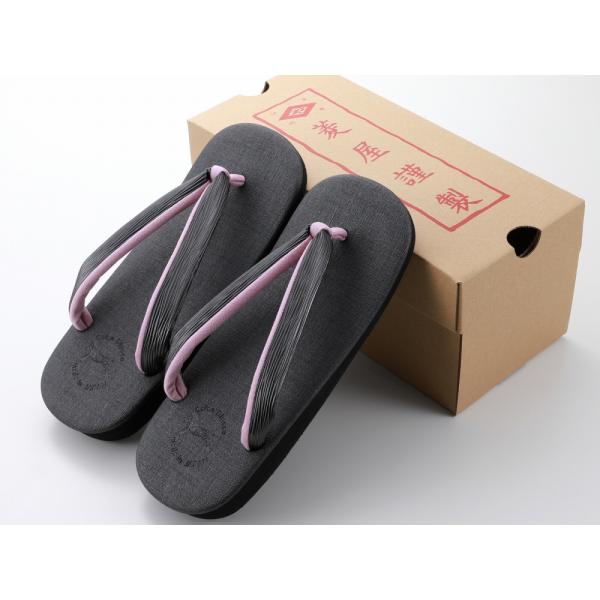 商品情報新品　箱入り　日本製大人気、カレンブロッソの紳士用カフェぞうりです。日常のちょっとしたお出かけに合わせてお使いいただけるカジュアルテイストのお草履は、普段きものやカジュアルな着物にぴったりです。お洒落な見た目だけでなく、機能面もバッ...