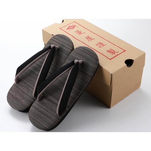 商品情報新品　箱入り　日本製大人気、カレンブロッソの紳士用カフェぞうりです。日常のちょっとしたお出かけに合わせてお使いいただけるカジュアルテイストのお草履は、普段きものやカジュアルな着物にぴったりです。お洒落な見た目だけでなく、機能面もバッ...