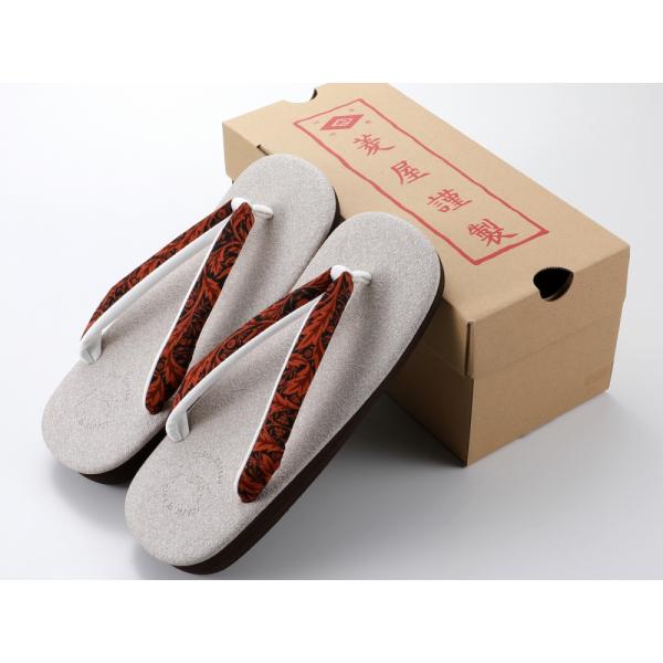 商品情報新品　箱入り　日本製大人気、カレンブロッソの紳士用カフェぞうりです。日常のちょっとしたお出かけに合わせてお使いいただけるカジュアルテイストのお草履は、普段きものやカジュアルな着物にぴったりです。お洒落な見た目だけでなく、機能面もバッ...