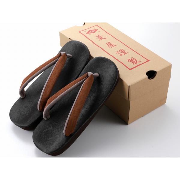 商品情報新品　箱入り　日本製大人気、カレンブロッソの紳士用カフェぞうりです。日常のちょっとしたお出かけに合わせてお使いいただけるカジュアルテイストのお草履は、普段きものやカジュアルな着物にぴったりです。お洒落な見た目だけでなく、機能面もバッ...