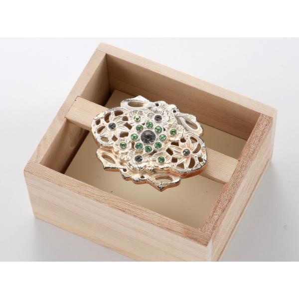 商品情報新品　桐箱入りラインストーンを施した帯留めですクリップタイプでお着物のアクセントに、取り外し簡単。※訳内容：表面が少し剥げています。こちらは訳あり商品です。交換・返品承る事出来ませんので予めご了承くださいませ。 素材真鍮 サイズ約4...