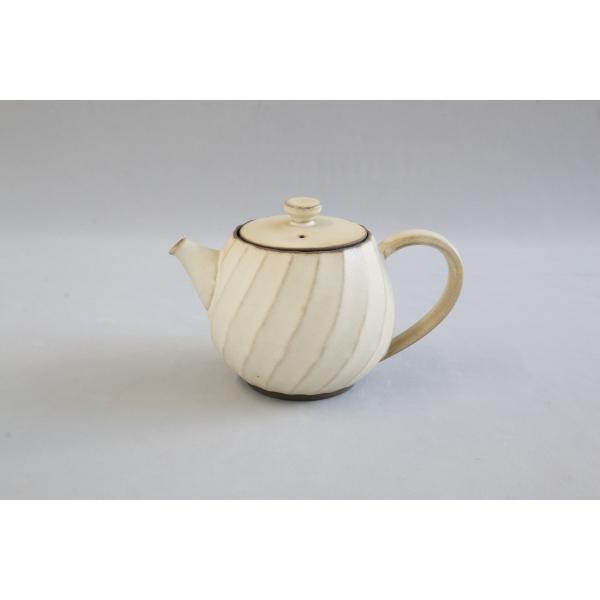 ★サイズ：幅11cm x 奥行き17.5cm x 高さ11cm★容量：600ml ★素材：磁器★付属品：ステンレス茶こし付き※ギフトボックスに入っています。