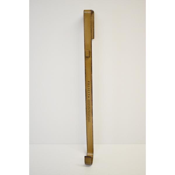 上部にも紐をかけられて、とっても便利！厚さ45mmまでのドアなどにもかけられます。ドアに引っ掛けて、季節のリース飾ってお楽しみいただけます。DIYなどでのアレンジなどもお楽しみ頂ける商品です。