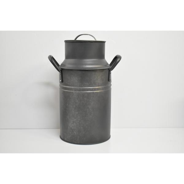 緑に囲まれた SURROUNDED BY GREEN の頭文字をネーミングした黒色系のSBGシリーズ♪経年経過を表現した錆びや色むらで味わい深い雰囲気のブリキはガーデンやインテリアにしっくり馴染みます。