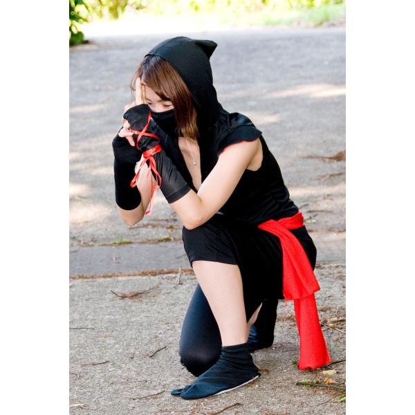 ニンニン♪くのいちコスチュームの登場！胸元チラ見せセクシーさアップ♪伸縮性、柔軟性素材で動きやすく、着心地も◎セット内容： マスク・トップス・ズボン・スカーフ・グローブ・紐4本サイズ フリーサイズｓ-ｌサイズ相当≪トップス≫ ■着丈　襟から...