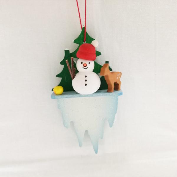 ☆☆ 商品詳細 ☆☆Snowman On Icicle Ornamentシリーズ:オーナメントサイズ: 高さ約9cm×幅約4.5cm スノーマンと冬の森をイメージしたオーナメントです。材　質:木製原産国:ドイツ (Germany)製造：CH...