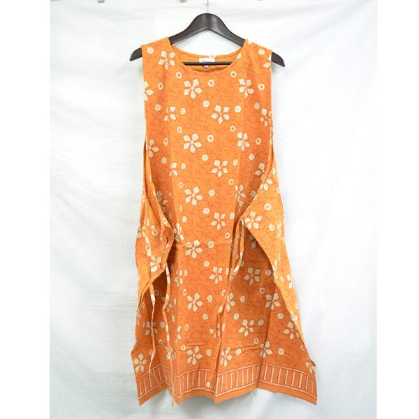 インドの新ブランド Anjunaのエプロンドレスです。 ラージャスターン州に伝わる伝統のDabu Print、Bagru print（ブロックプリント）の技術を用いた風合い豊かな生地を使用しています。素材・染色共に天然素材を使用し、古来から...