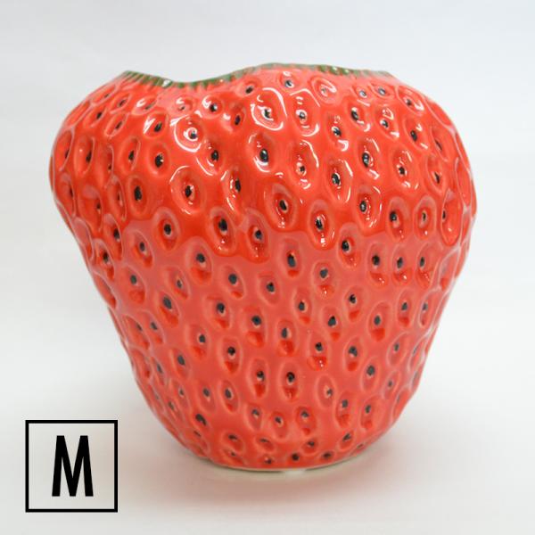 艶やかな表面が高級感を醸し出すモダンなイチゴ型花瓶です。みずみずしくもどこかリアルな毒々しさもある有機的な造形が特徴です。お花を飾っても飾らなくても、おいてあるだけで存在感のある花瓶です。※Mサイズの底にはクッション材があります。※釉薬のか...