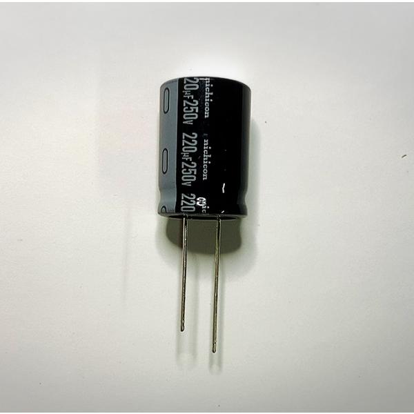 UVR2E221MRD6　ニチコン　250V220μF　1個(仕様)・アルミ電解コンデンサ 　220μF 250V ラジアル、2000時間 85°C・リード間隔　10mm・直径　φ22mm・高さ　30mm部品の動作保証は致しかねますのでご了...