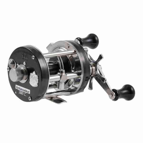 ABU歴史の転換期（80年代前後）に量産された黒色の山型サイドカップに黒銀ステッカーモデルを忠実に再現。古き良き時代の雰囲気を持ち、アップグレードされた内部機構で ユーザーの満足感と優越感を与えるAmbassadeurがフルラインナップで新...