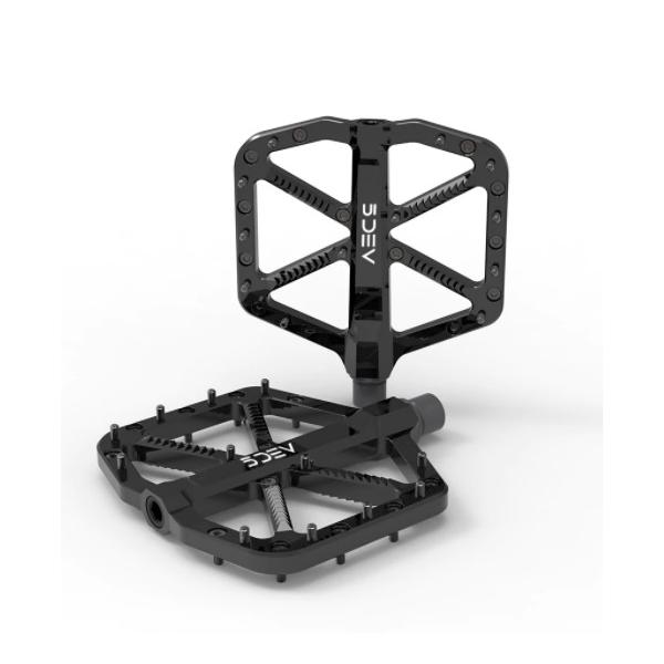 5DEV トレイル/エンデューロ ペダルは、製品ラインナップの中で最もアグレッシブで最も軽量なペダルです。343g の薄型デザイン、24 本のピン、そして5軸機械加工による非常に鋭いギザギザ状の踏み面、フラットペダルに究極のトラクションとパ...