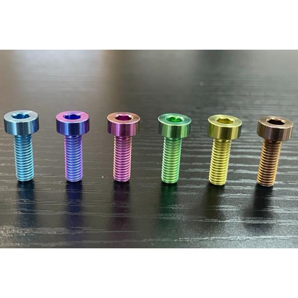 ■サイズ：M5×15mm、ピッチ0.8mm、首下長さ15mm、頭部外径9mm、頭部長さ4mm■使用工具：4mm六角レンチ■素材：国内製鋼メーカーの高度な品質管理の元で製造された64チタン合金（Ti-6Al-4V）を使用しています。JIS規格...