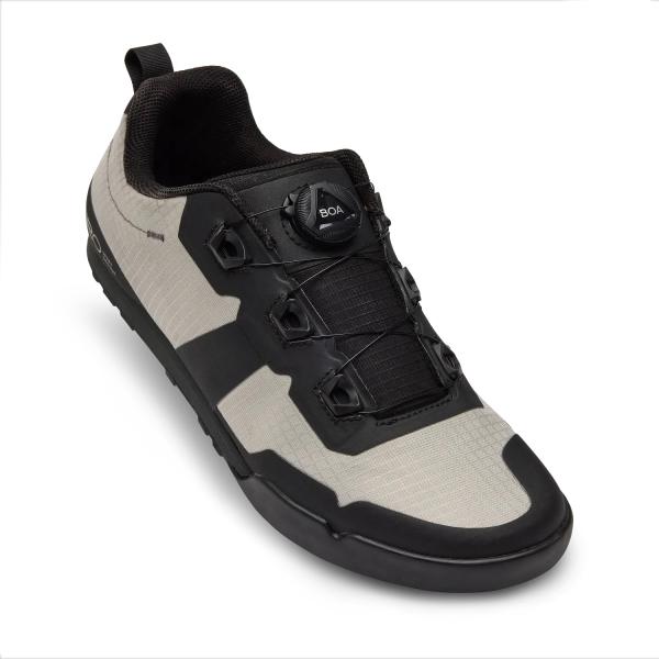 【サイズ選びの際には下記ページもご参照ください GIROシューズサイズの選び方】https://www.diatechproducts.com/giro-shoes_select※当ストアでは外箱記載のサイズ（EU・CM）を商品ページに掲載...