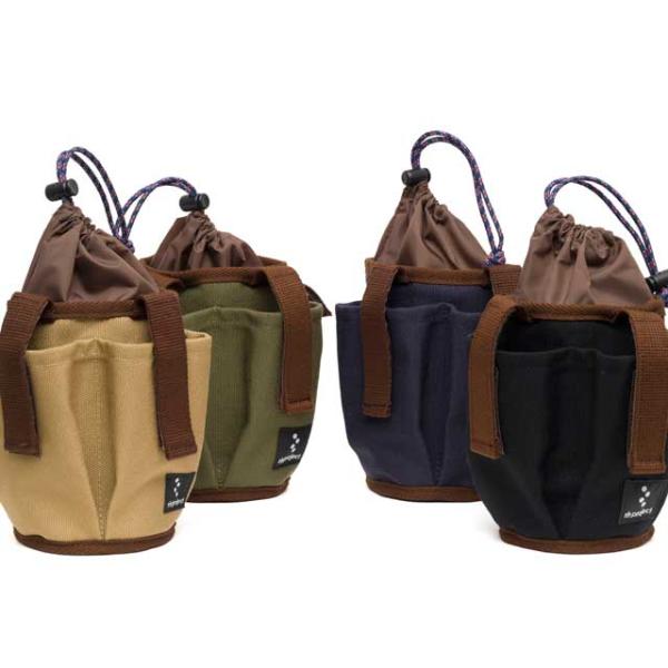 特徴■クラシックな外観のキャンバス製■500mlペットボトルを収納可能■巾着式の蓋■ハンドルとステムに固定■ベルクロで簡単着脱■２か所のスマートフォン用外ポケット（収納目安 H160 x W80 x D10mm）■雨が溜まりにくいメッシュ底...