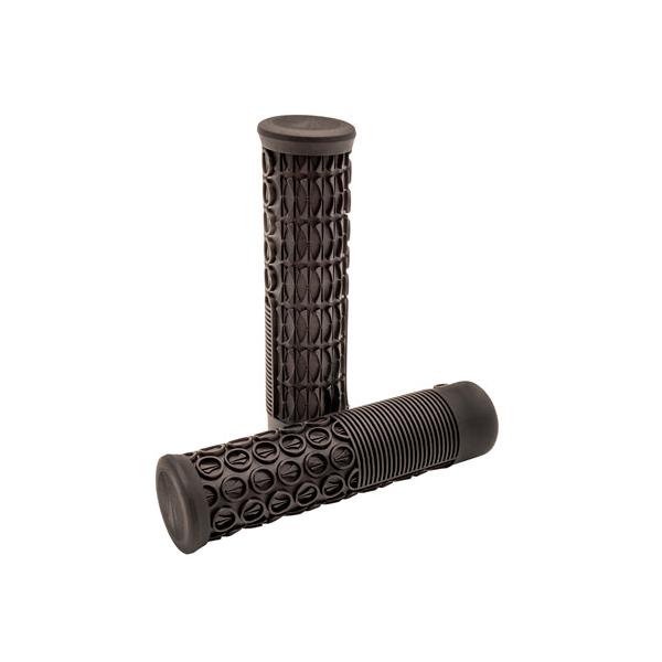 SDG エスディージー スライス31グリップは、SDGのアイコンをモチーフにした上下・内外で異なるグリップパターンを採用。快適な握り心地と抜群なグリップ感をもたらします。1体式の片側クランプとバーエンド構造により非常に軽量です。■主な特徴・...