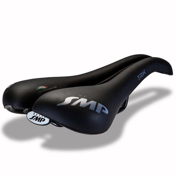 これまでのサドルの概念であった坐骨をパッドに据えて座るという考え方を根底から覆した、立体的かつ曲線的で、大胆な形状を持つ100%イタリアンメイドの老舗サドルメーカーです。長い年月をかけて培ってきたサドル作りの経験を生かして製造される製品は、...