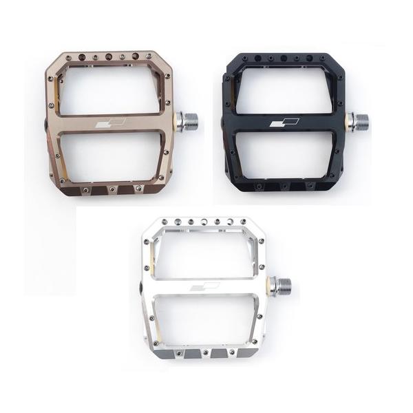 プロライダーの激しいライディングに耐え、期待に応えるべく開発されたSENSUSのフラットペダルです。・非対称に設計されたプロファイルは岩などに引っ掛かりにくい様に傾斜をつけつつ、足をのせる広さを最大確保しています。・IGUS製ブッシング、ダ...