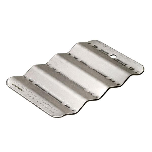 古今東西・チタン製の洗濯板なんてなかったでしょう。どんな長い出張・旅行でも着替えは1組しか持っていかず洗面所で洗濯して着まわすスタイルの方に。または、自宅でちょっとした手洗いの時に。もみ洗いより洗濯板を使った方が格段に汚れが落ちるんです。■...