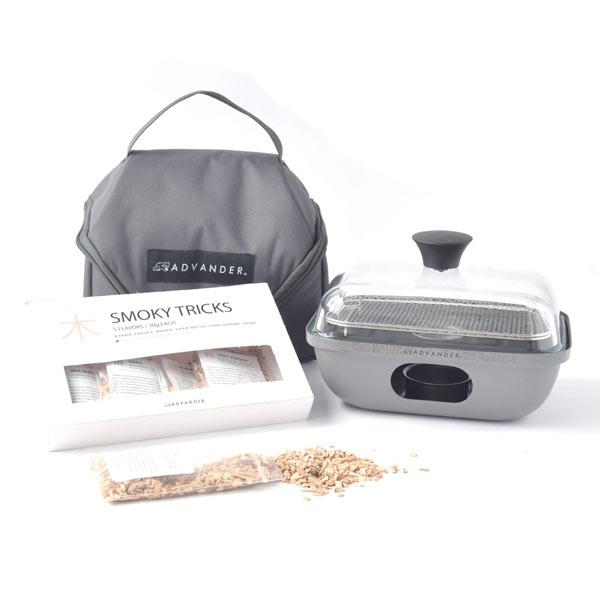 難しい火力調整は必要なし！固形燃料に火をつけて待つだけ。おいしい燻製のできあがり。■MAGIC BOX：燻製機　W22×D15×H7.5　（蓋含む）■SMOKY TRICKS：日本製ウッドチップ山桜・檜・くるみ・赤松・栗　（各30ｇ＝約20...
