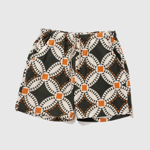 ビンテージのアメリカンキルト調のデザインをシルクプリントにて仕上げたオリジナルファブリックです。薄手のコットン生地を使用しているのでタウンはもちろん、ビーチでの使用も重宝します。高密度によるしなやかな風合いと上品さが特徴で表面の不規則な細か...