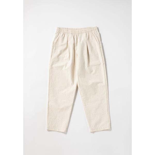 高密度でしっかりとハリ感がありながら、暑い時期にも履けるファブリックを採用。ドライ感のあるオーガニックコットンのネップ糸を整糸せずそのまま織り上げ、さらに脱脂加工を施しカラッとした風合いに仕上げました。アンパイヤのパンツをモチーフに、腰から...