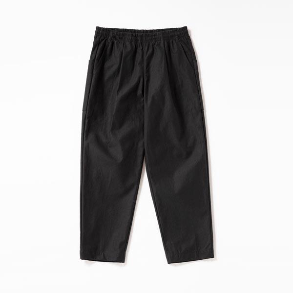 乾燥感のあるアメリカ、オーストラリアの混合綿を使用、その原綿をカーディングする際、機械の調整でネップを作り、レピア織機で糸に強度を加えながら織ることで生地自体の強度を高めたバックネップ素材を使用したBNアンプスパンツです。このバックネップ素...