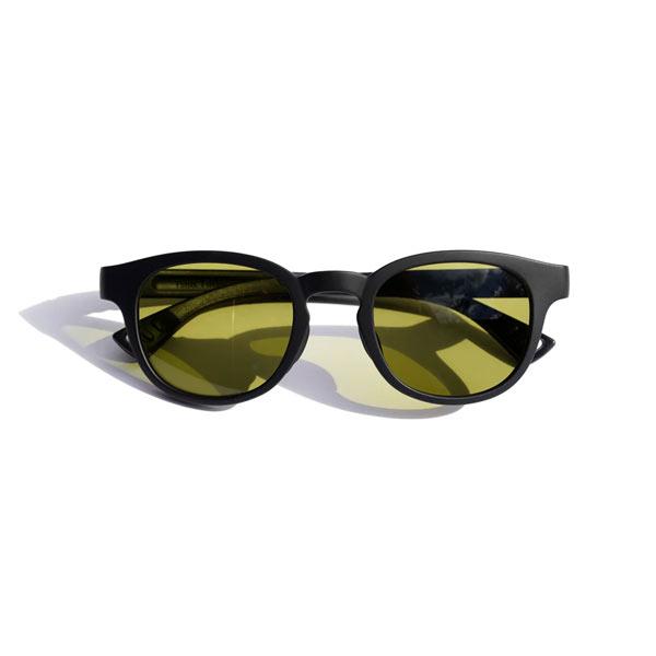 LYELLのデザインはクラシックで小ぶりなウェリントン型。フィールドでもタウンでもカジュアルに掛けれます。採用しているライトグリーンレンズは周りを明るく見せてくれて、山の中に入ってもクリアな視界を確保してくれるでしょう。朝から夕方まで活躍す...