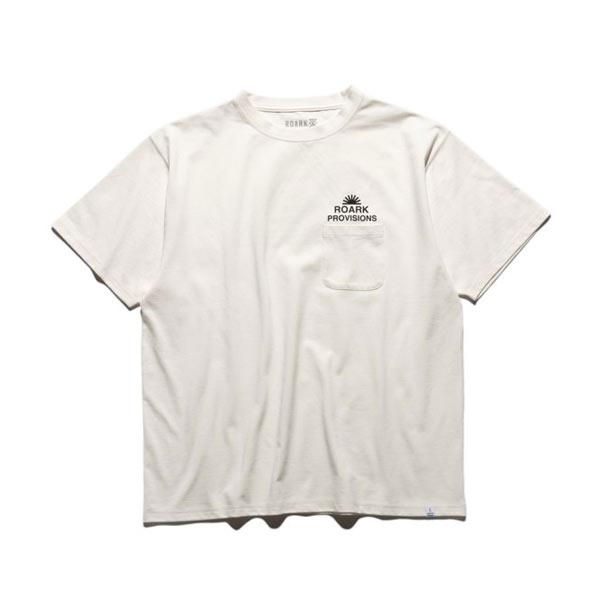 自由を求める冒険家のためにデザインされたグラフィック"ROARK PROVISIONS"。サラリとした質感にドライで柔らかな肌触りで快適な着心地を併せ持つFine Tech Dry Tシャツは、オリジナルで編みたてられた生地は植物由来の再生...