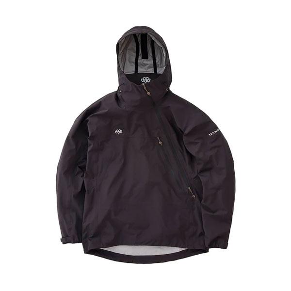 唯一無二のプルオーバーがさらに進化  ほかにはないユニークなデザインでTETON BROS.を代表するシェルジャケットが、大幅なアップデートを果たしました。最大の変更は肩回りのパターンです。アイスクライミング用に開発されたTSURUGI J...