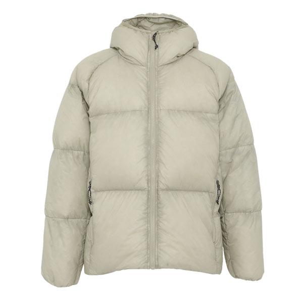 最高級の800フィルパワー撥水ホワイトグースダウンバッフル巾の広いクラシックな見た目のダウンジャケットですが、実はこうすることで、ダウンの膨らみを最大限に引き出してバフバフにできるのです。しかも、超軽量12デニールの日本製ナイロンファブリッ...