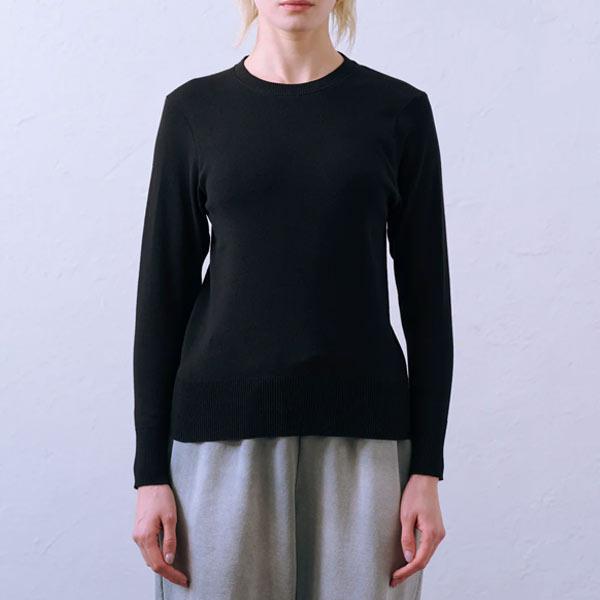 クルーネック ジャストフィット ニットソー。ハイゲージニットのようなクルーネックニットソー。袖口と裾のリブはシームレスでニット同様の作りとなっており上品さがあります。襟はリブの襟裏に伸び止めテープを取り付け、型崩れ防止に配慮。また、見頃はサ...