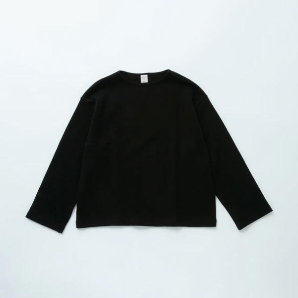 クルーネックミラノリブニットソー。gicipi独特の柔らかさと程よく重みのあるミラノリブ素材をたっぷりと使用したニットソー。ドロップショルダーと太めのアームホールが特徴で、首元はシンプルなバインディング仕様。ボックスシルエットは身体のライン...
