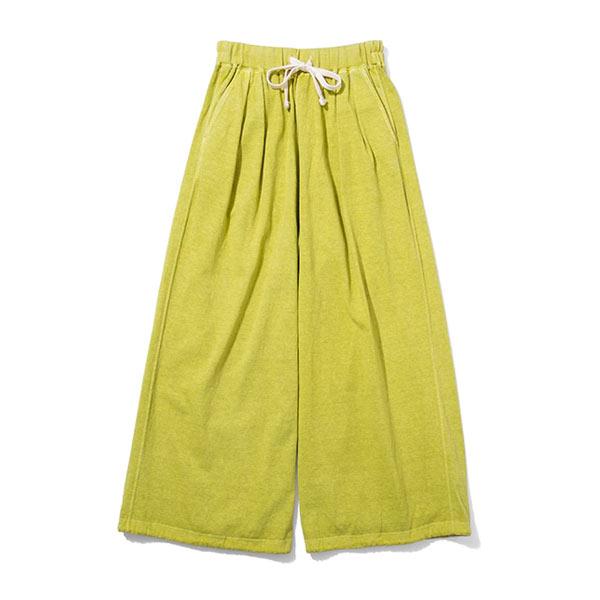 定番のTシャツ生地（コットン100％ 5.5オンスジャージ ）を使用し、生地の持つカジュアル感と柔らかな雰囲気、製品染め特有の風合い感を生かしてシンプルに仕上げたワイドシルエットのリラックスパンツ。裾のドローコードを絞らずにワイドパンツとし...