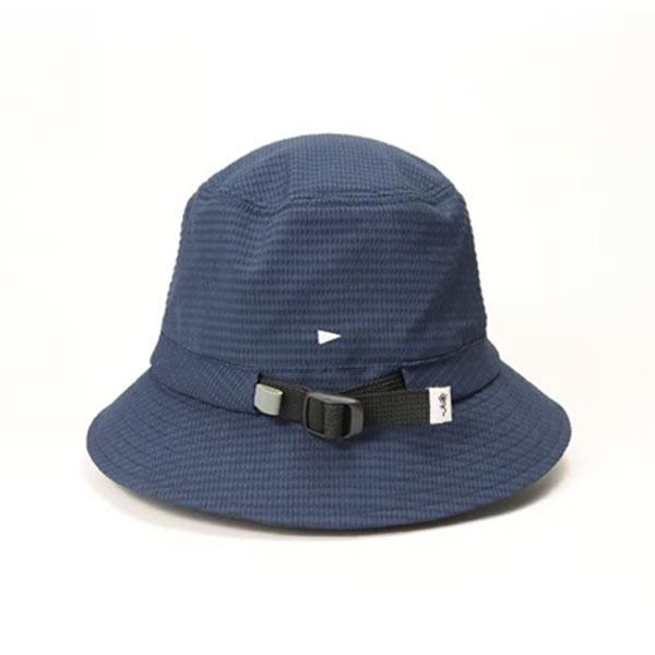 無数の通気孔があり通気性の高い快適機能素材に、水機能を併せ持つ、シアサッカーが涼しげな印象のハット。平天のクラウンに程よい長さのつばをあわせ、おさまり良く合わせやすいシルエットです。-----------------------------...