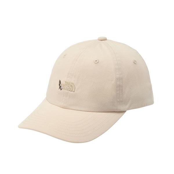 カジュアルなコーディネートに重宝する、ベーシックな形のキャップ。オーガニックコットンの生地は、天然ならではのナチュラルな風合いです。後部の面ファスナーによりサイズ調節が可能。THE NORTH FACEのロゴに、ステラーカケスやカリフォルニ...